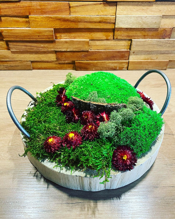 Plateau bois avec poignée métal : mousse lichen stabilisé avec fleurs ...
